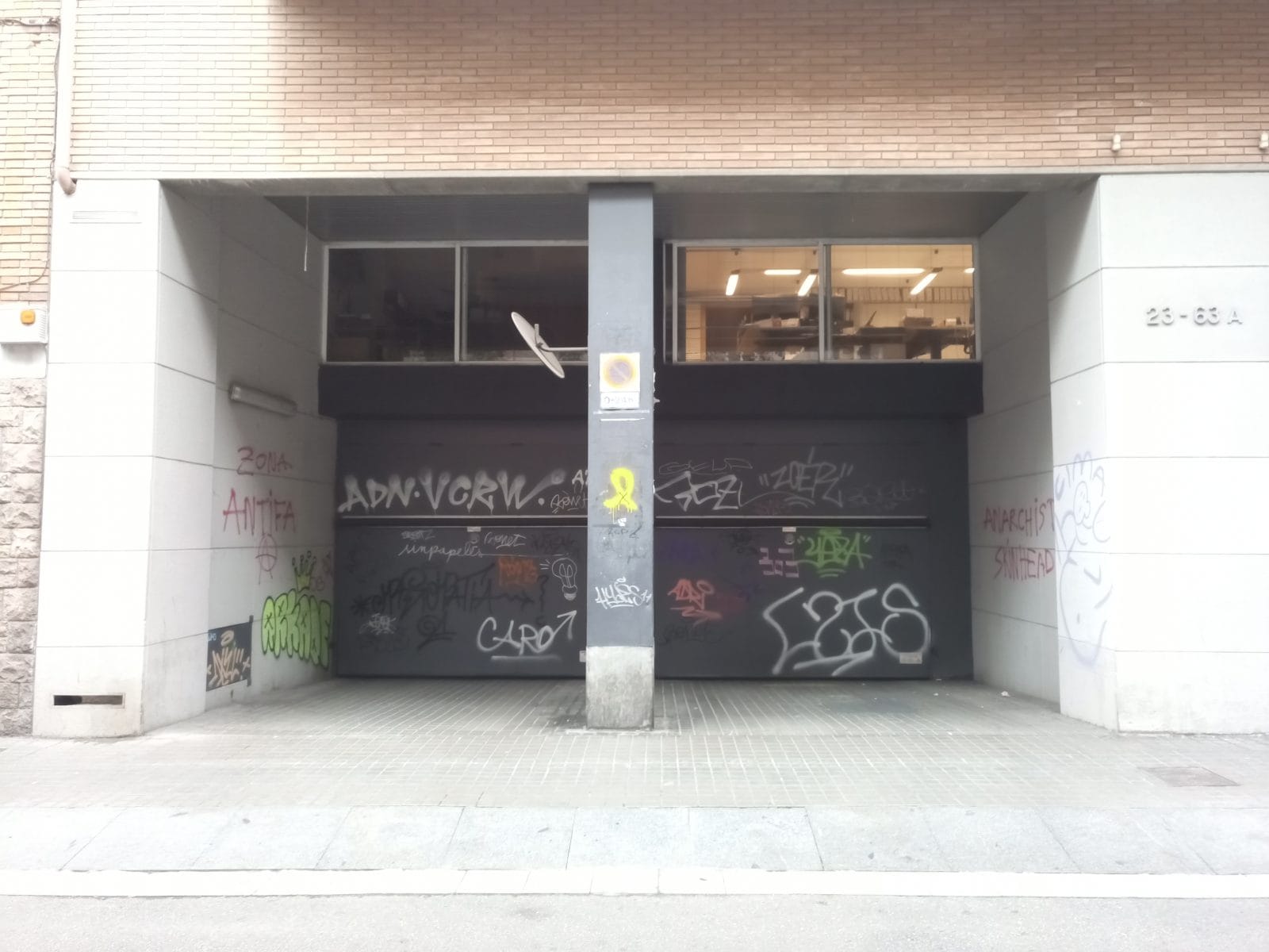 Decoración graffiti puertas PARKING con VEHÍCULOS MOTOR en Barcelona ...